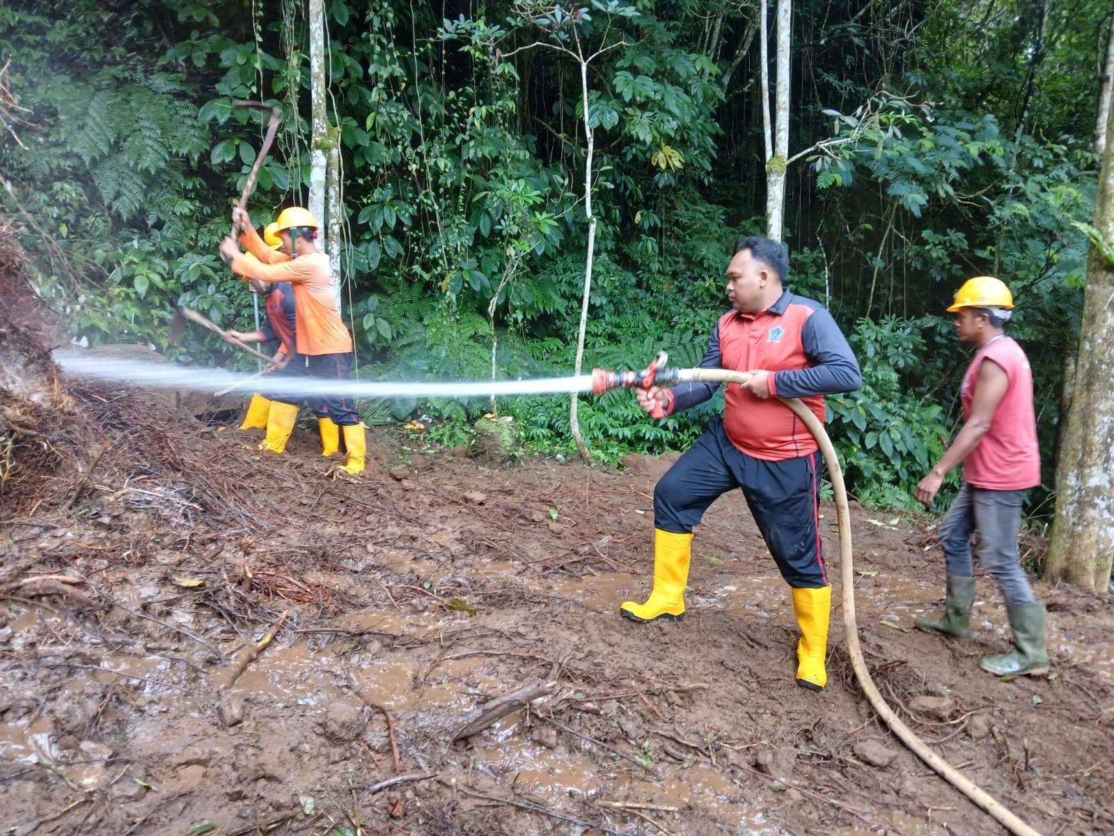Tim Reaksi Cepat Desa Sebatu Menangani Tanah Longsor di Br. Jasan ...